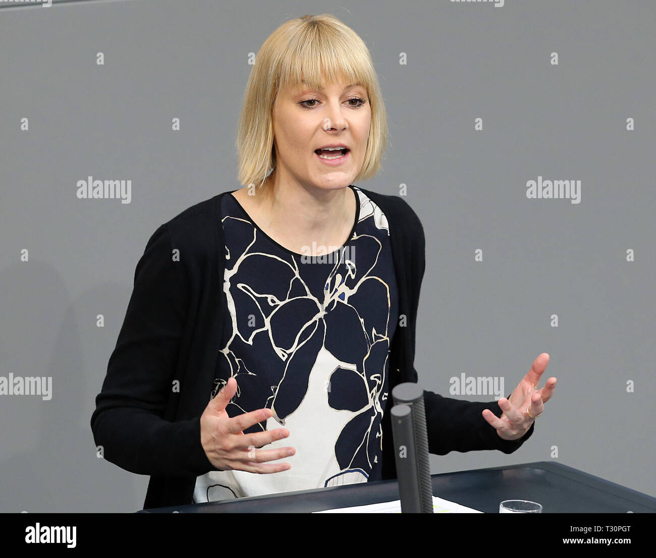 Berlin, Germany. 05th Apr, 2019. Nicole Gohlke (Die Linke), speaks in ...