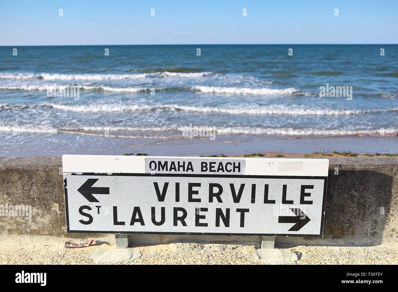 Omaha Beach, Frankreich. 04th July, 2018. View of a road sign at Omaha ...