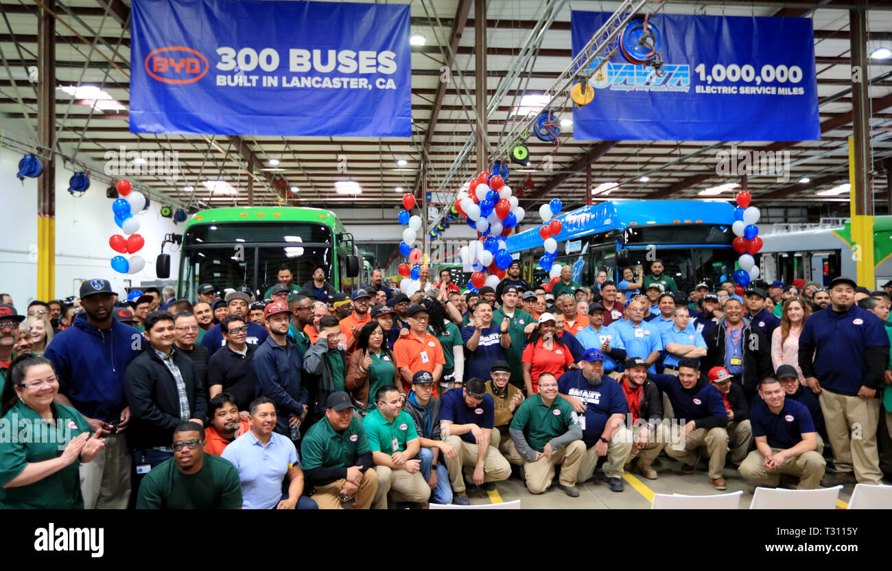 (190405) -- NEW YORK, April 5, 2019 (Xinhua) -- Workers cheer as they ...