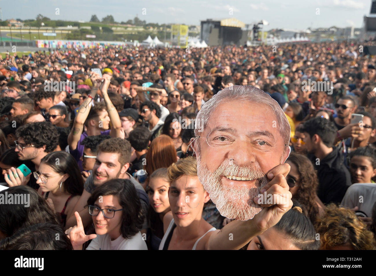 Sao Paulo, Brazil. 05th Apr, 2019. mask of former president Luiz Inácio ...