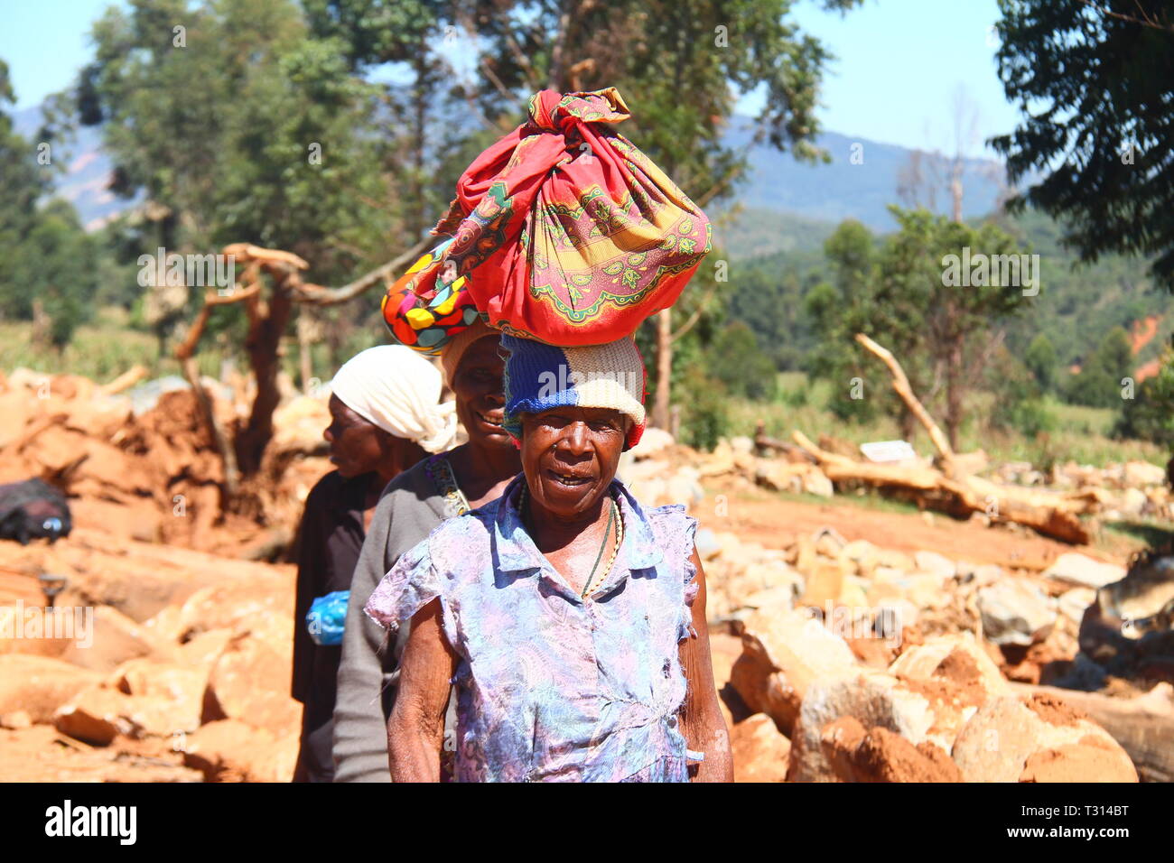 Chimanimani, Zimbabwe. 4th Apr, 2019. Local residents carry relief food ...