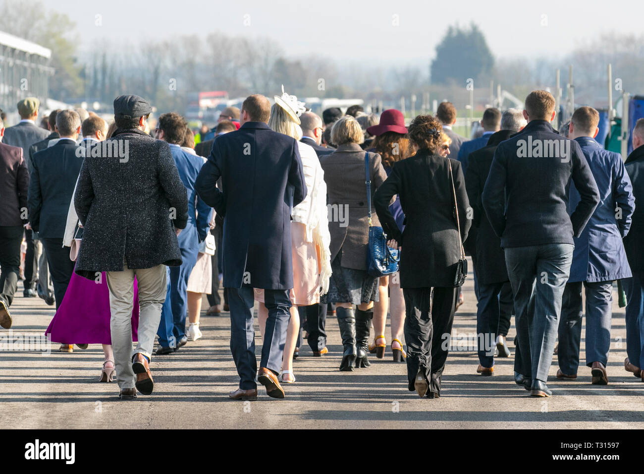 Cheering crowd horse racing hi-res stock photography and images - Alamy