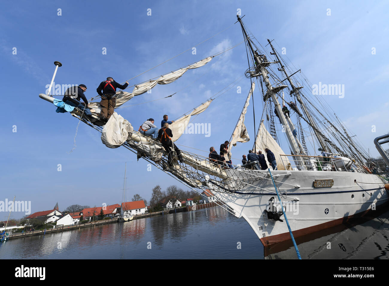 Greifswald Wieck, Germany. 06th Apr, 2019. Sailors climb in the harbour ...