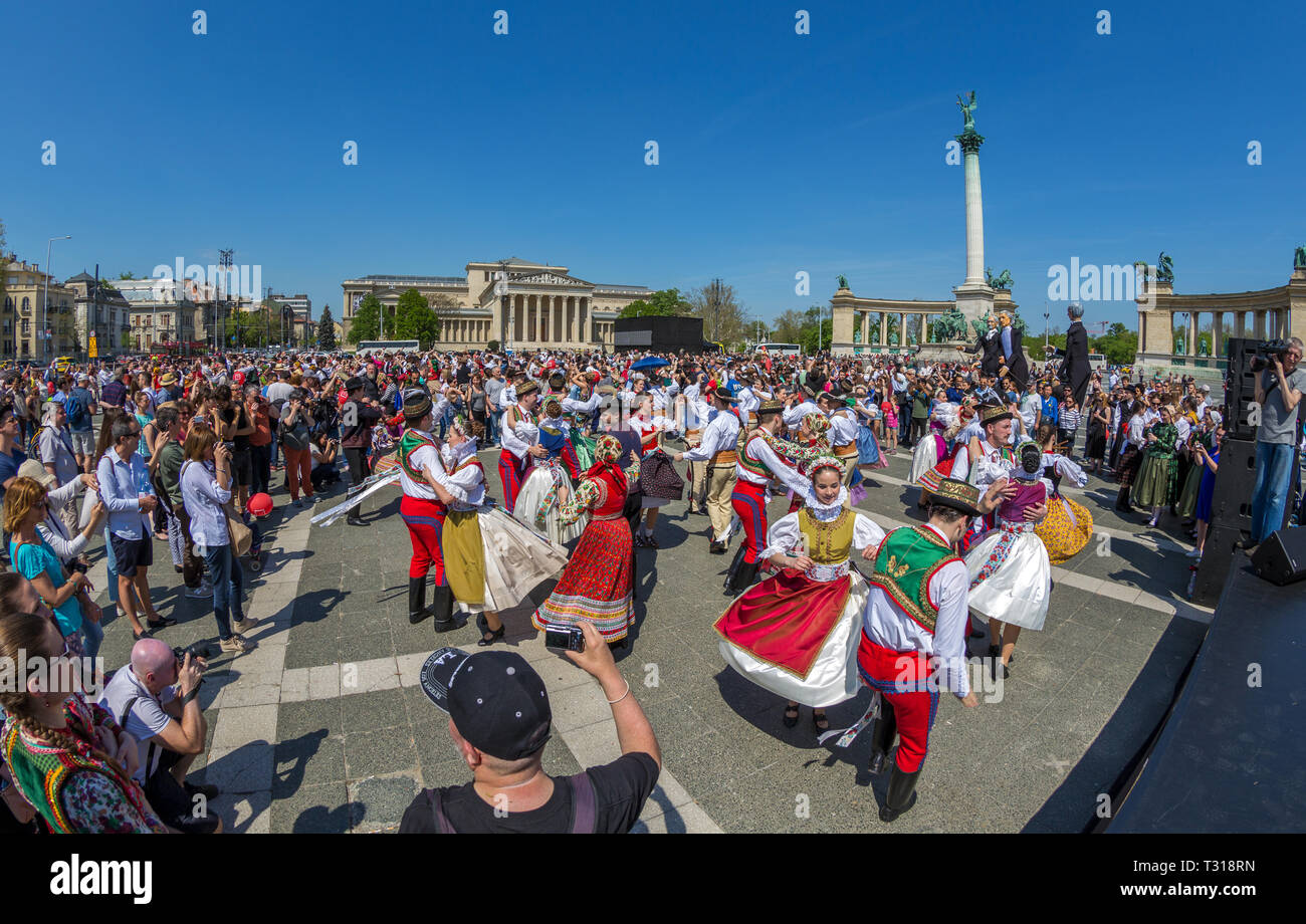 Folk costumes hi-res stock photography and images - Alamy