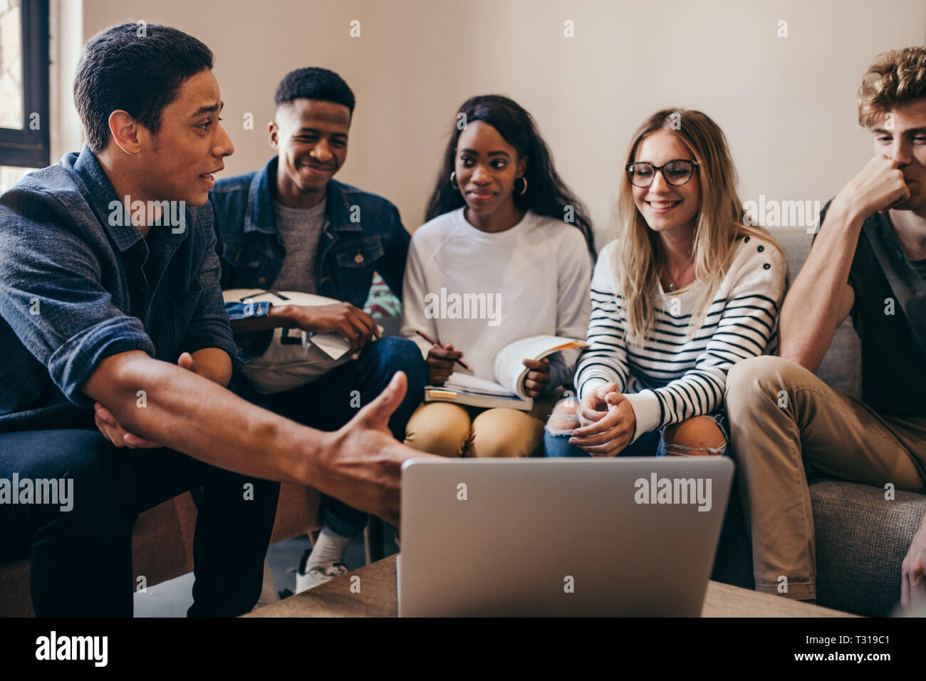 Multi ethnic group of students hi-res stock photography and images - Alamy