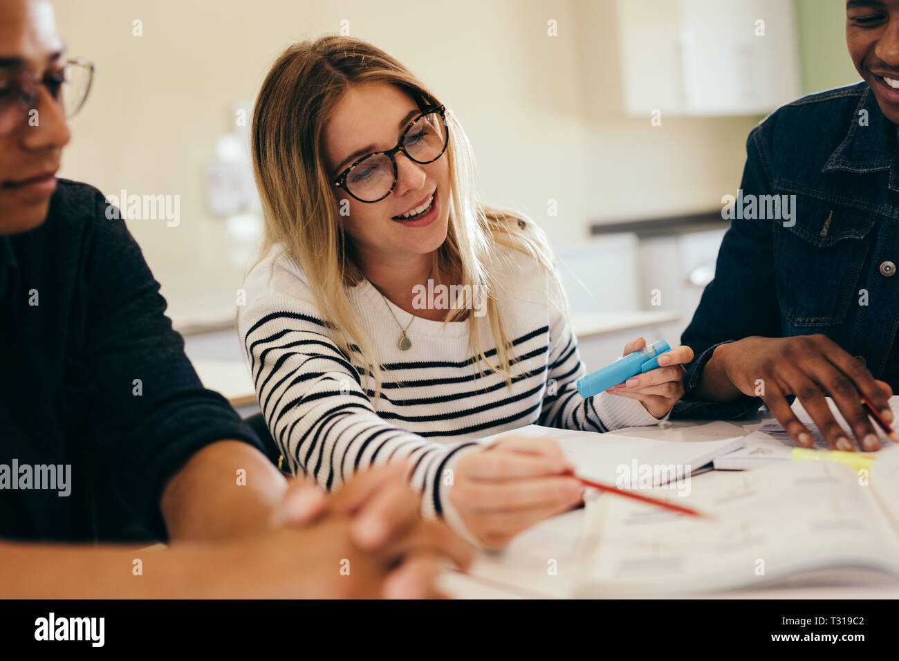 Group discussion table student hi-res stock photography and images - Alamy