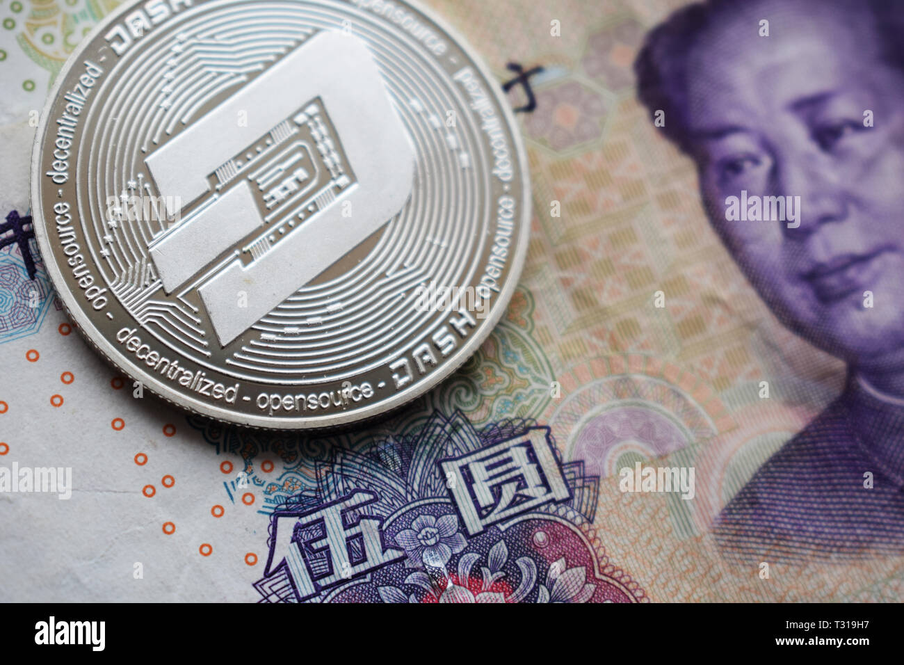 Silver Dash Coin on Chinese Yuan banknote. Close-up Stock Photo - Alamy
