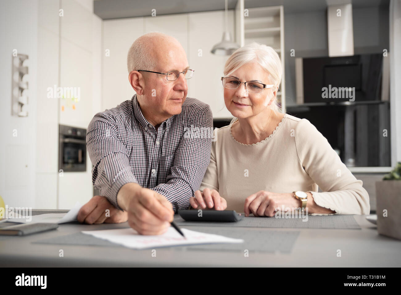 Family checking finance money hi-res stock photography and images - Alamy