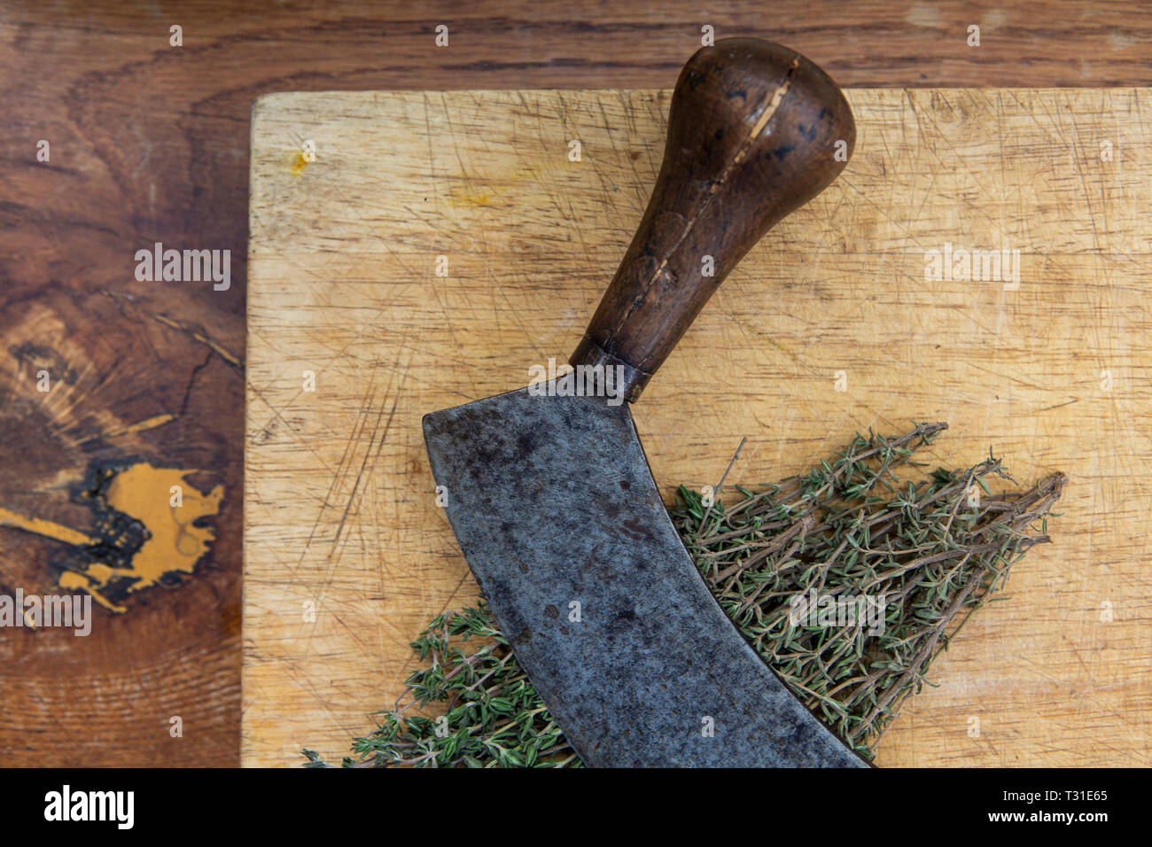 mezzaluna and wooden chopping board with fresh thyme Stock Photo - Alamy