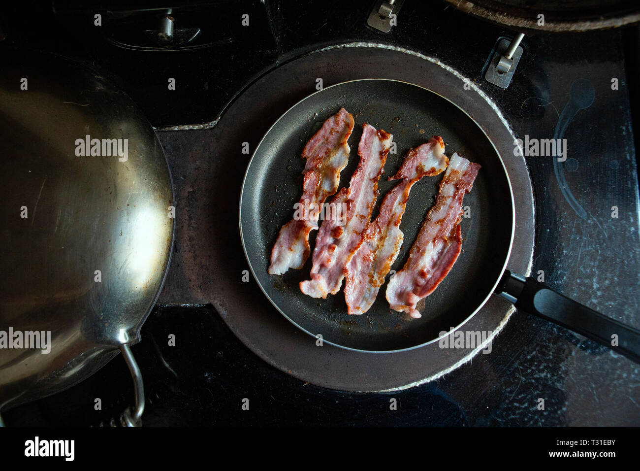 Frying bacon hi-res stock photography and images - Alamy