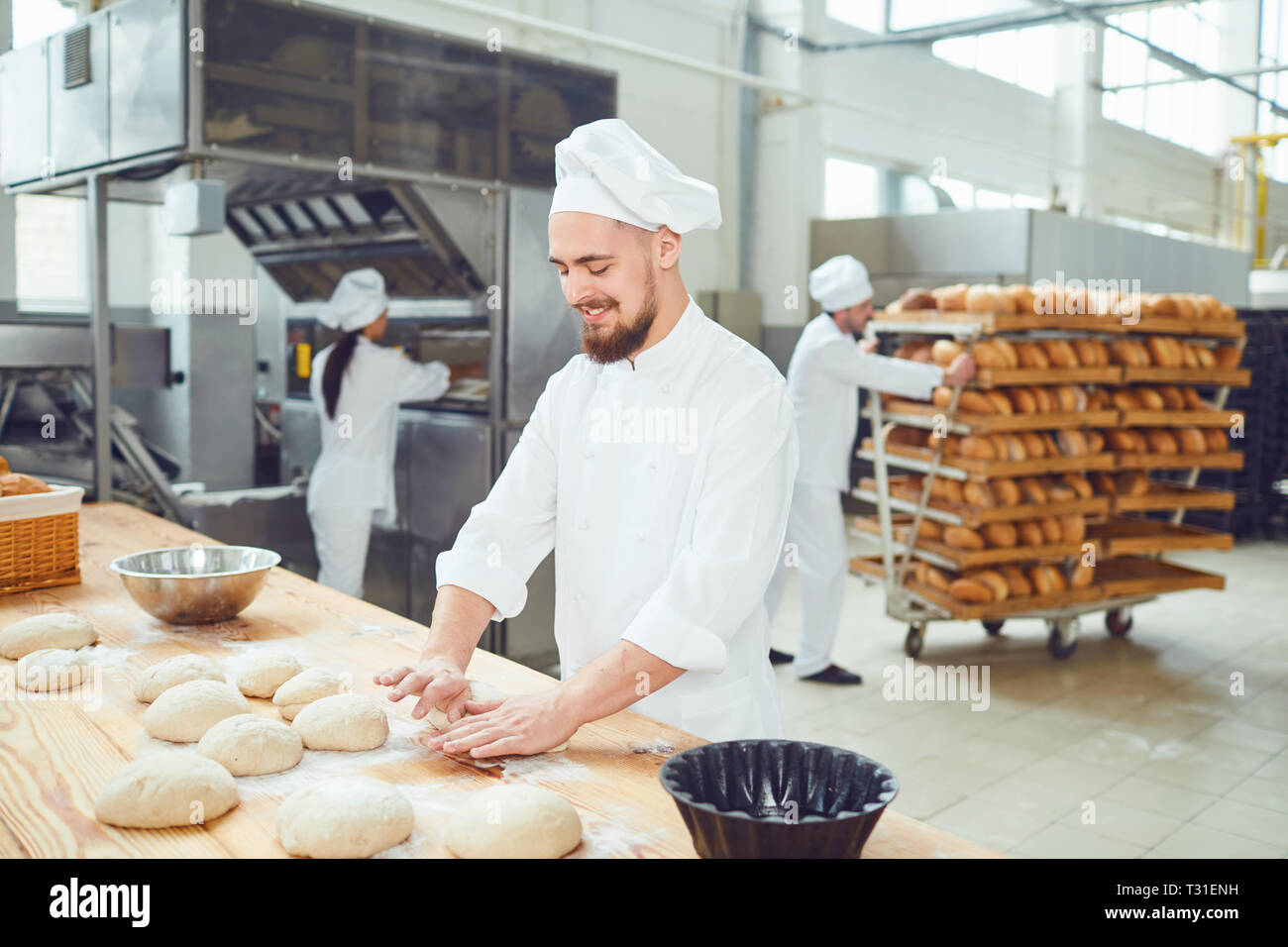 Bearded man baker at the bakery Stock Photo - Alamy