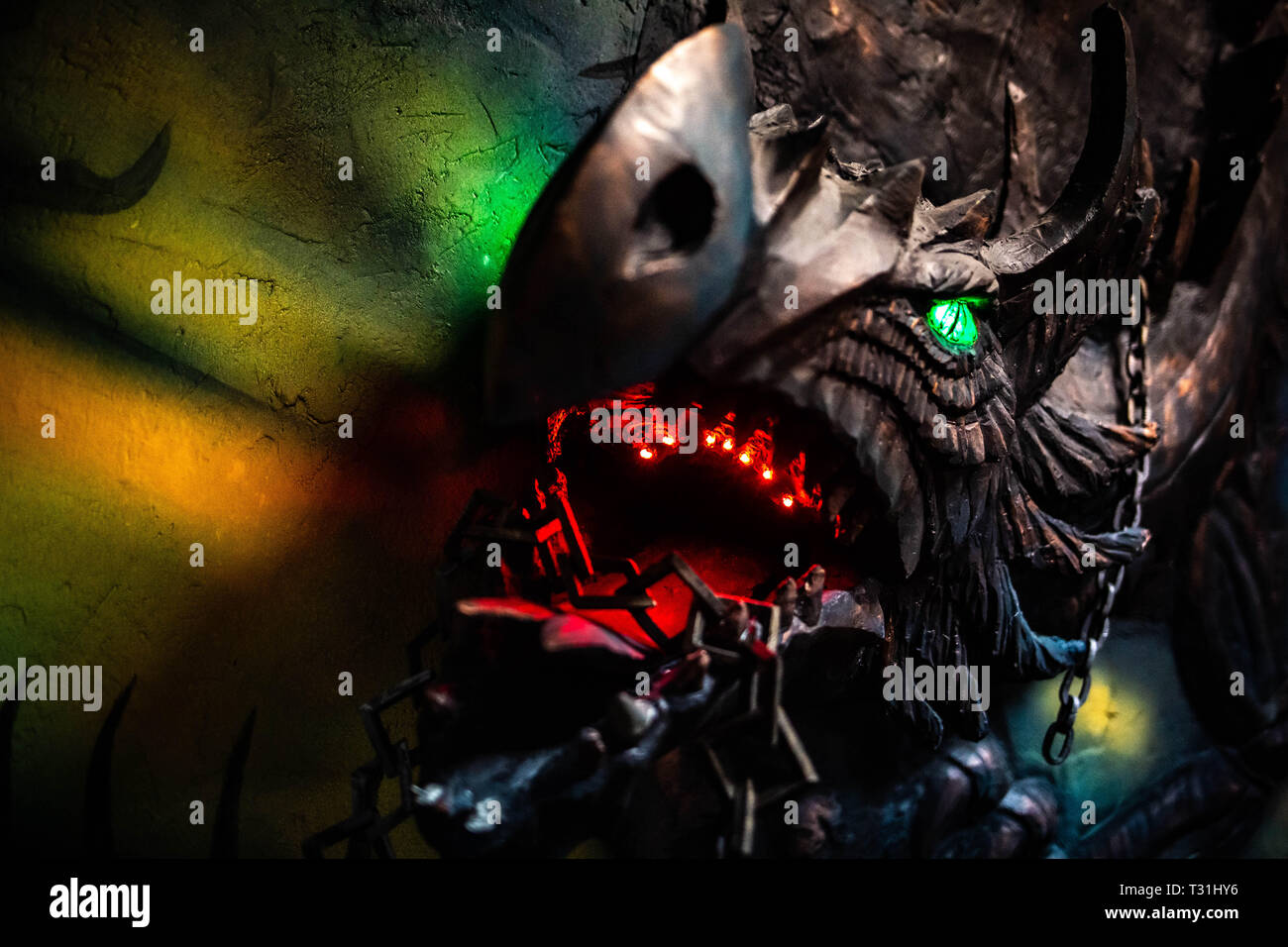 Flying dragon sculpture hi-res stock photography and images - Alamy