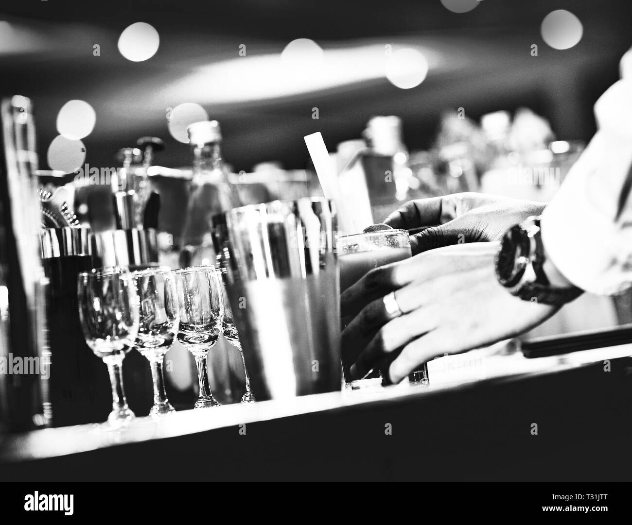 Hand pouring gin into martini glass hi-res stock photography and images - Alamy