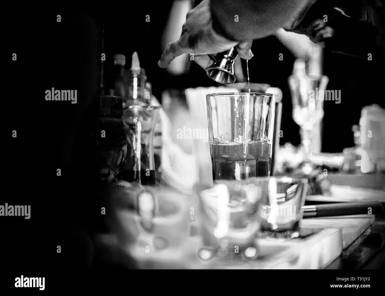 Hand pouring gin into martini glass hi-res stock photography and images - Alamy