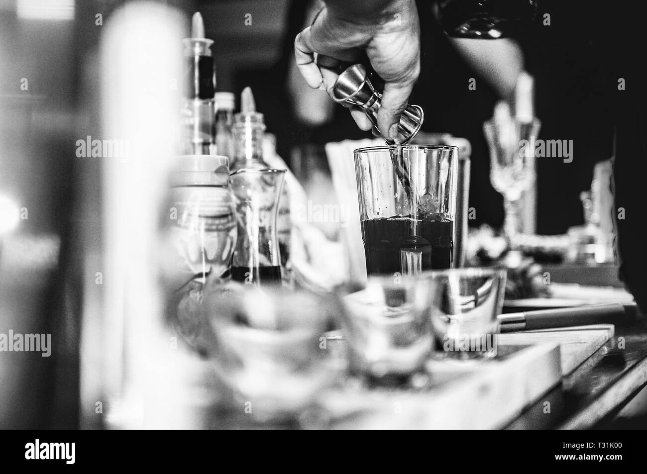 Hand pouring gin into martini glass hi-res stock photography and images - Alamy