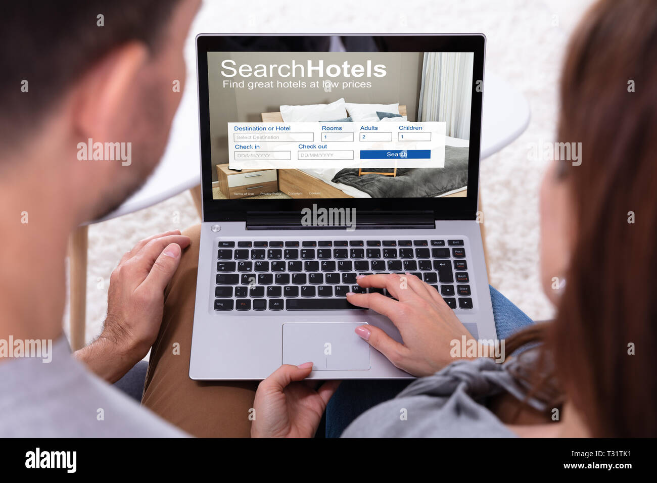 Man searching hotel room hi-res stock photography and images - Alamy