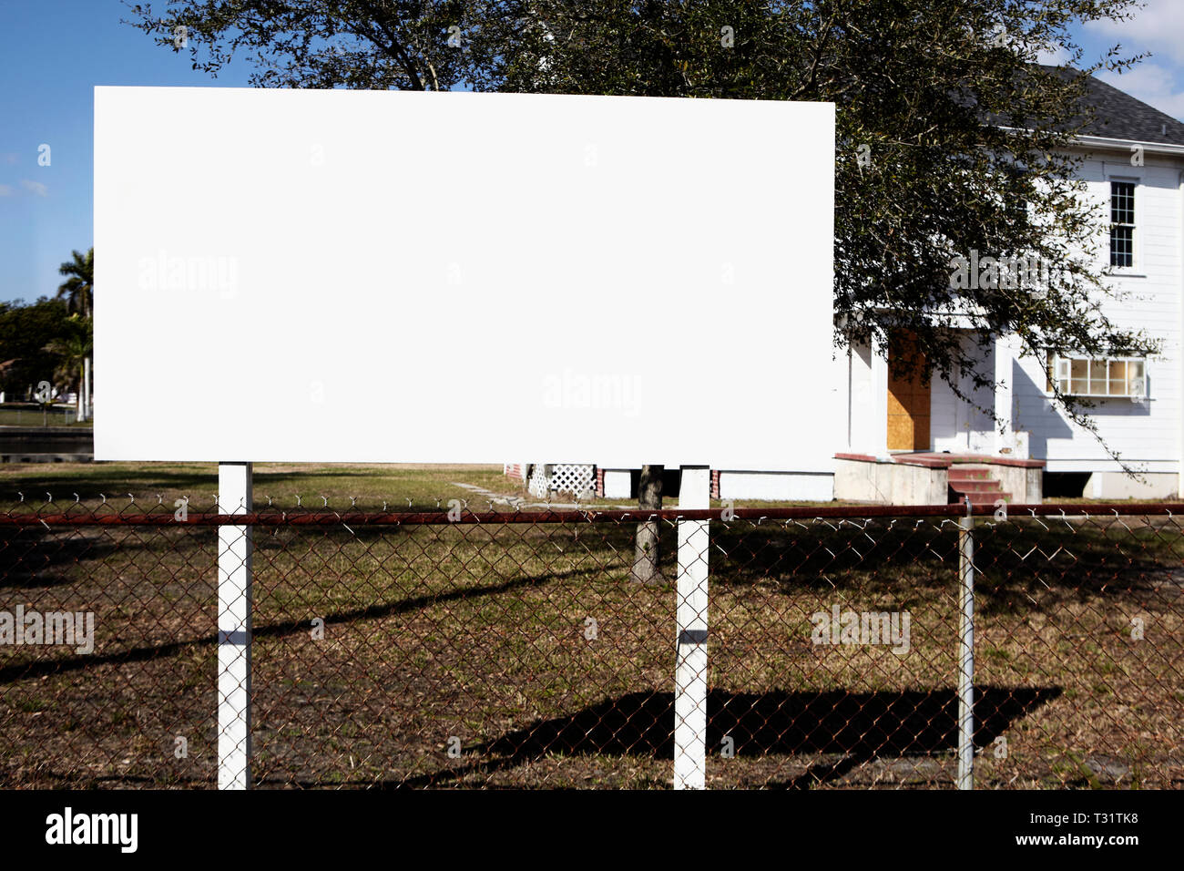 Blank sign on a gate hi-res stock photography and images - Alamy