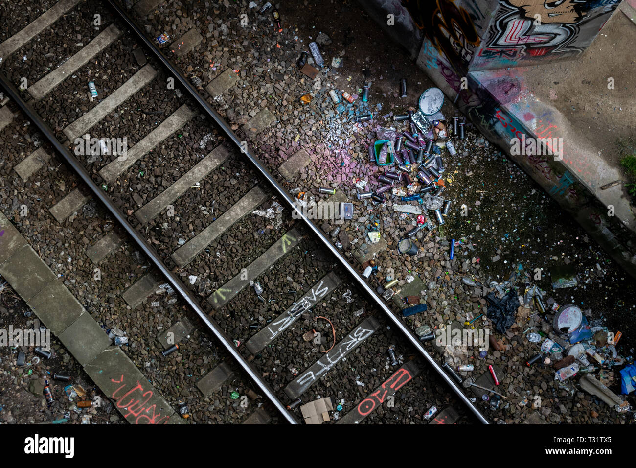 Spray cans hi-res stock photography and images - Alamy