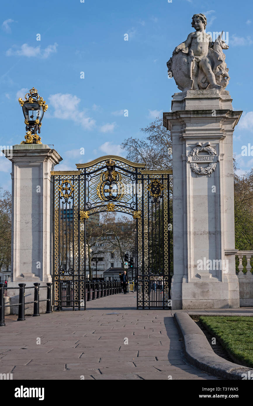 Buckingham fences hi-res stock photography and images - Alamy