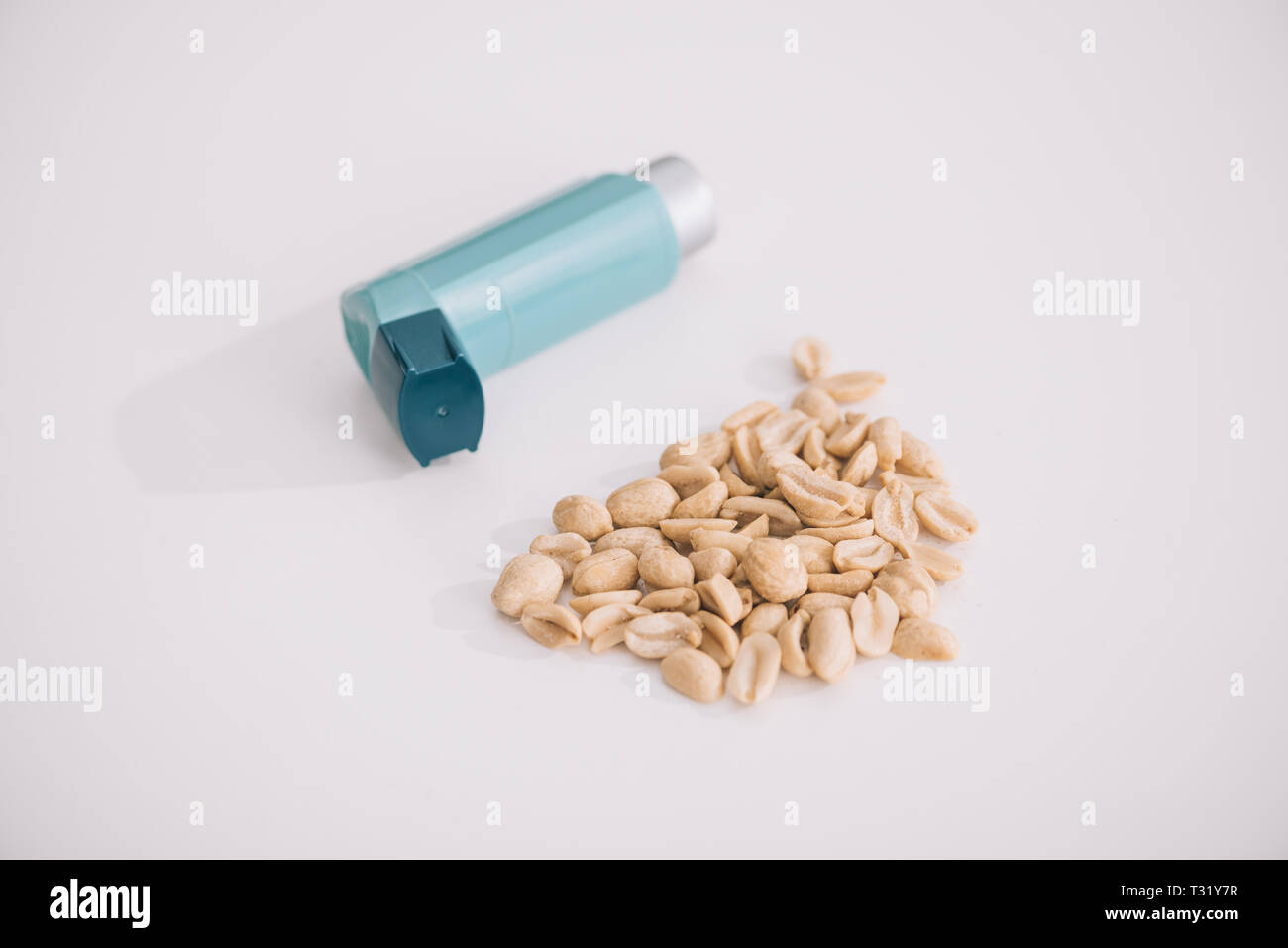 Blue inhaler hi-res stock photography and images - Alamy