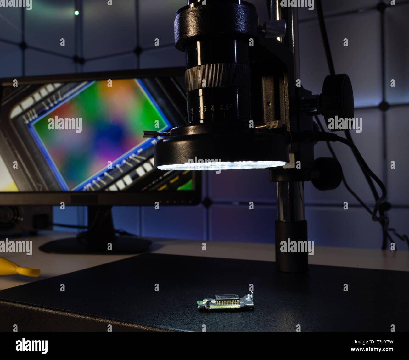 Inspection of the quality of silicon chips in the laboratory with a ...