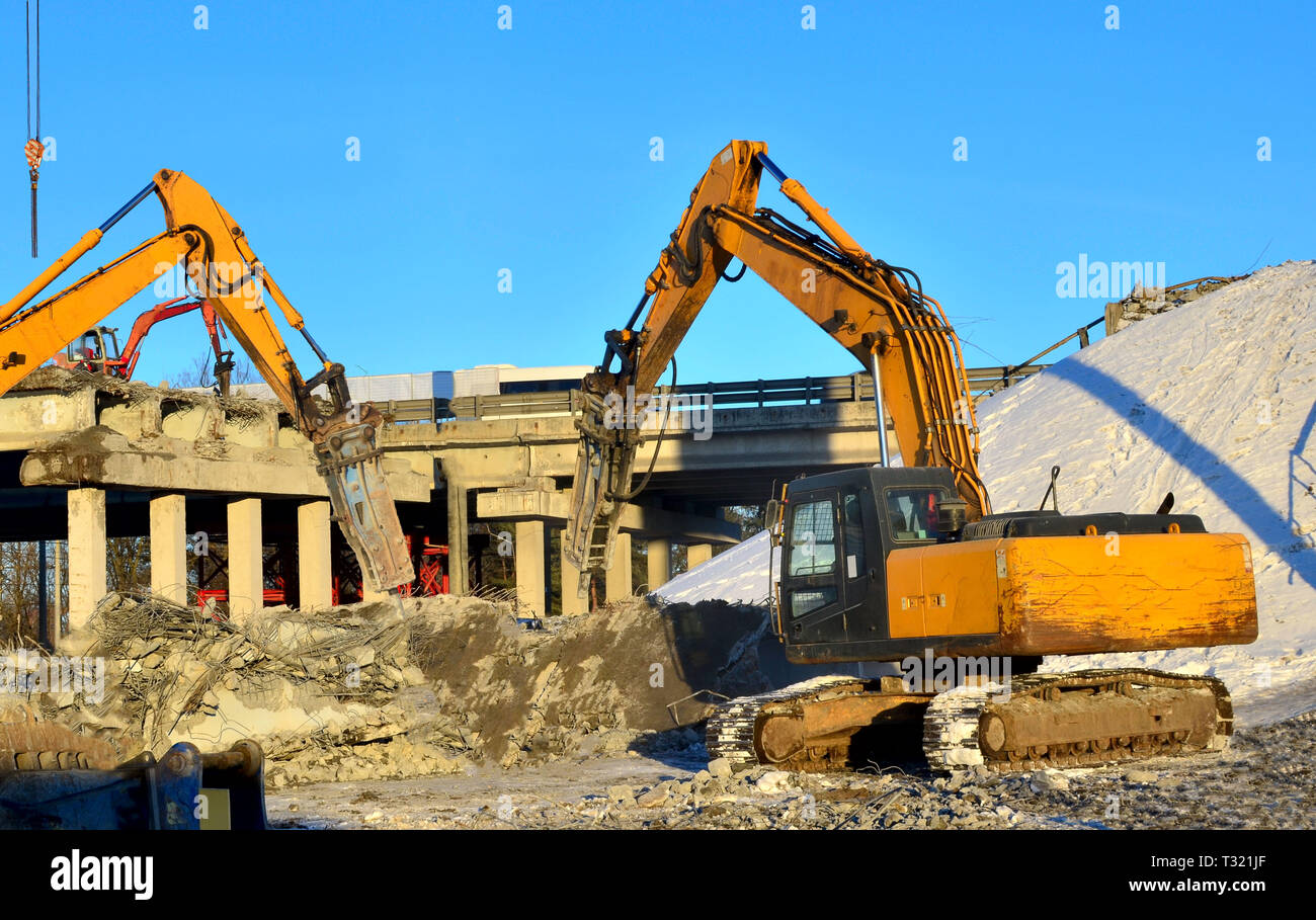 Construction of the automobile bridge Excavator hydraulic crushes ...