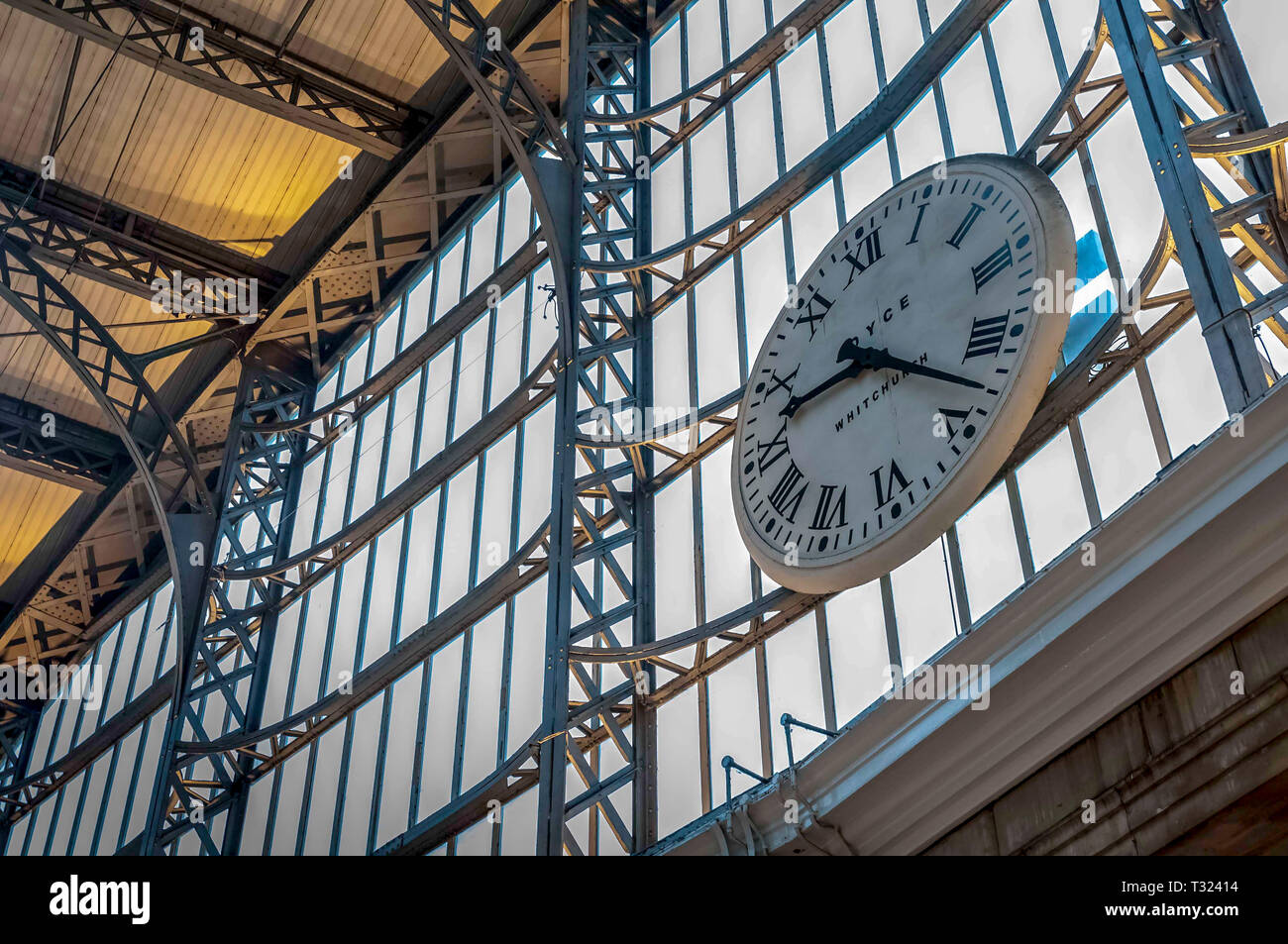 Lime street station clock Stock Photo - Alamy