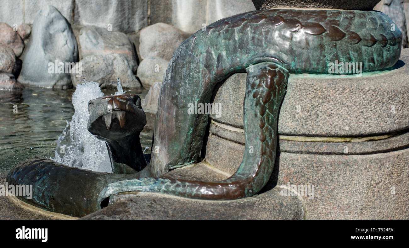 Fountain snake sculpture hi-res stock photography and images - Alamy