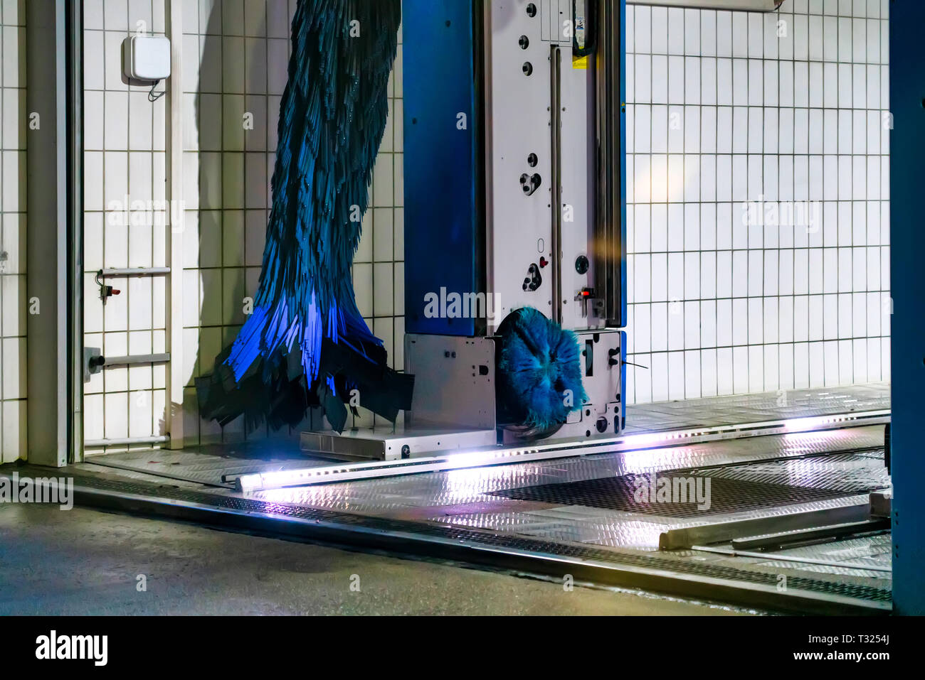 Car wash at night Stock Photo - Alamy