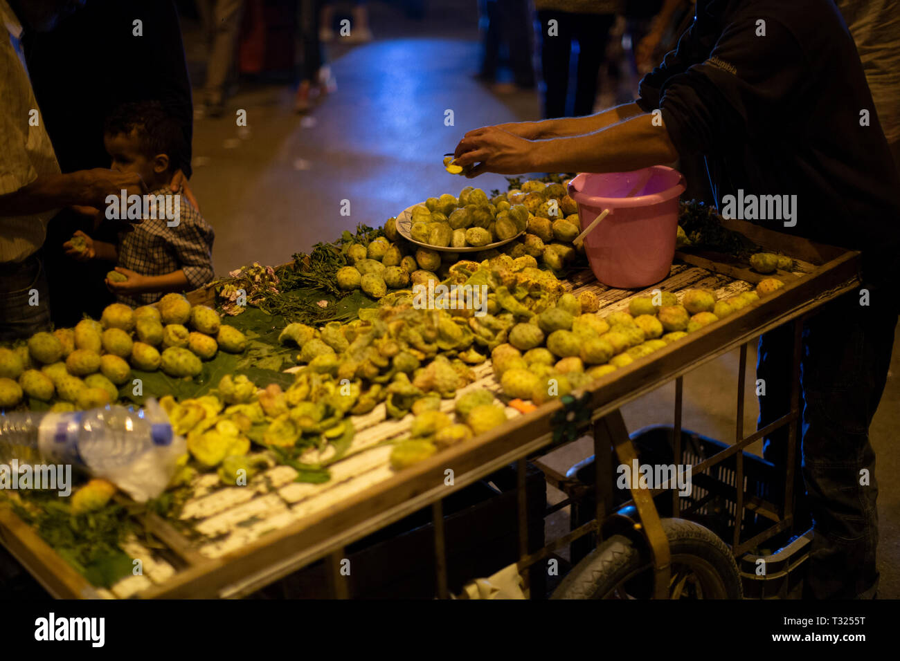 Moroccan street vendor selling prickly pear fruit Stock Photo - Alamy
