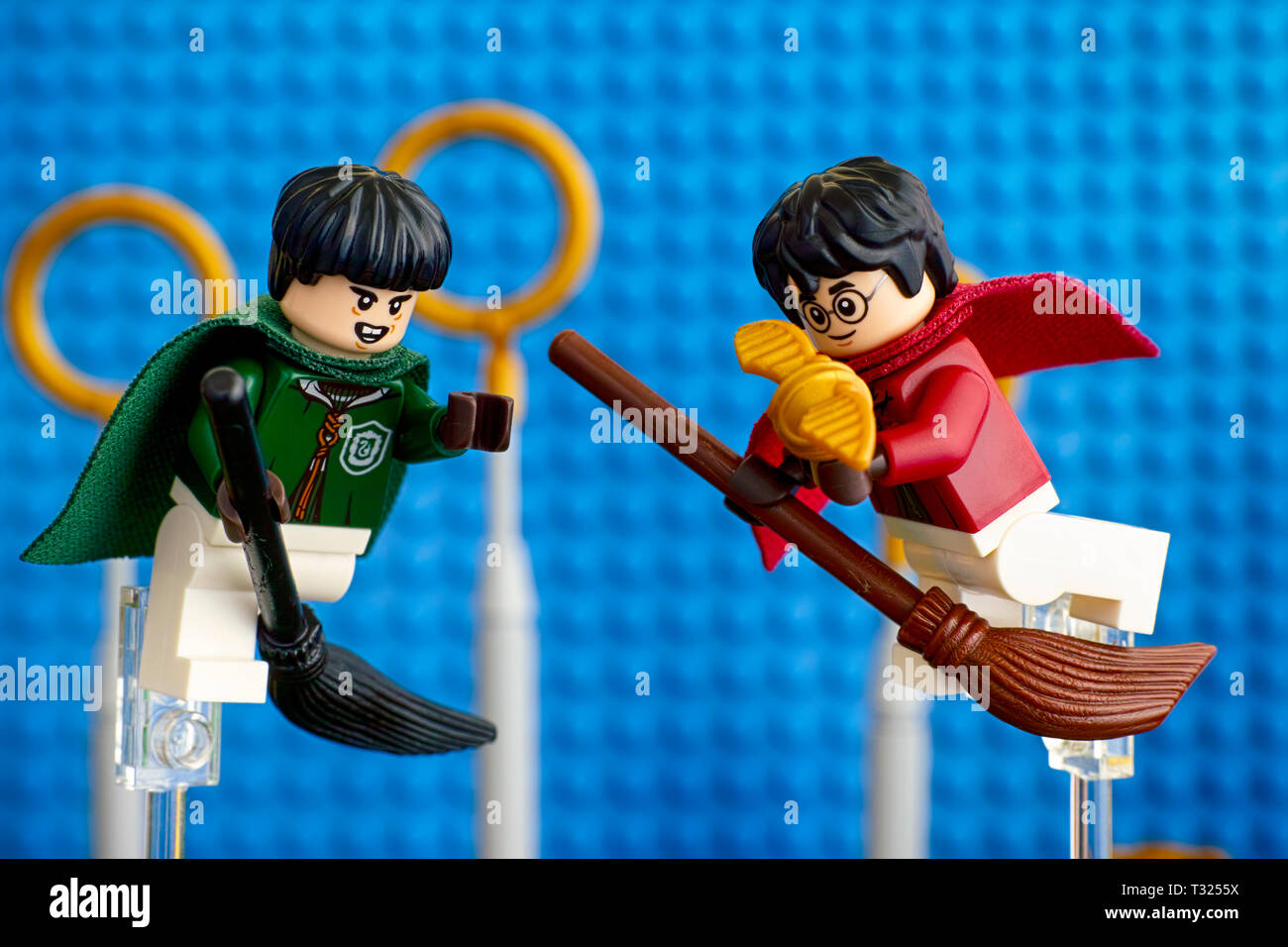 Golden snitch harry potter hi-res stock photography and images - Alamy