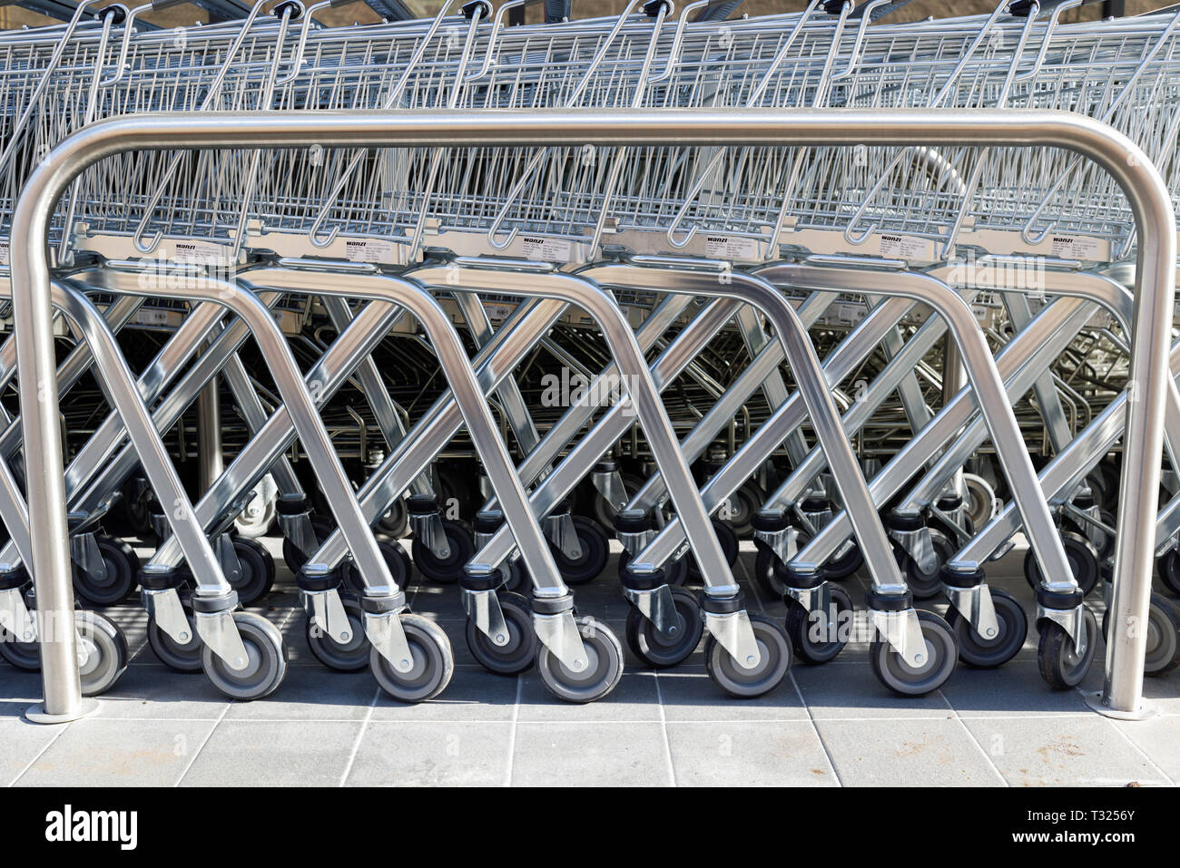 New Shopping Trollies outside a Supermarket in Rows Stock Photo - Alamy