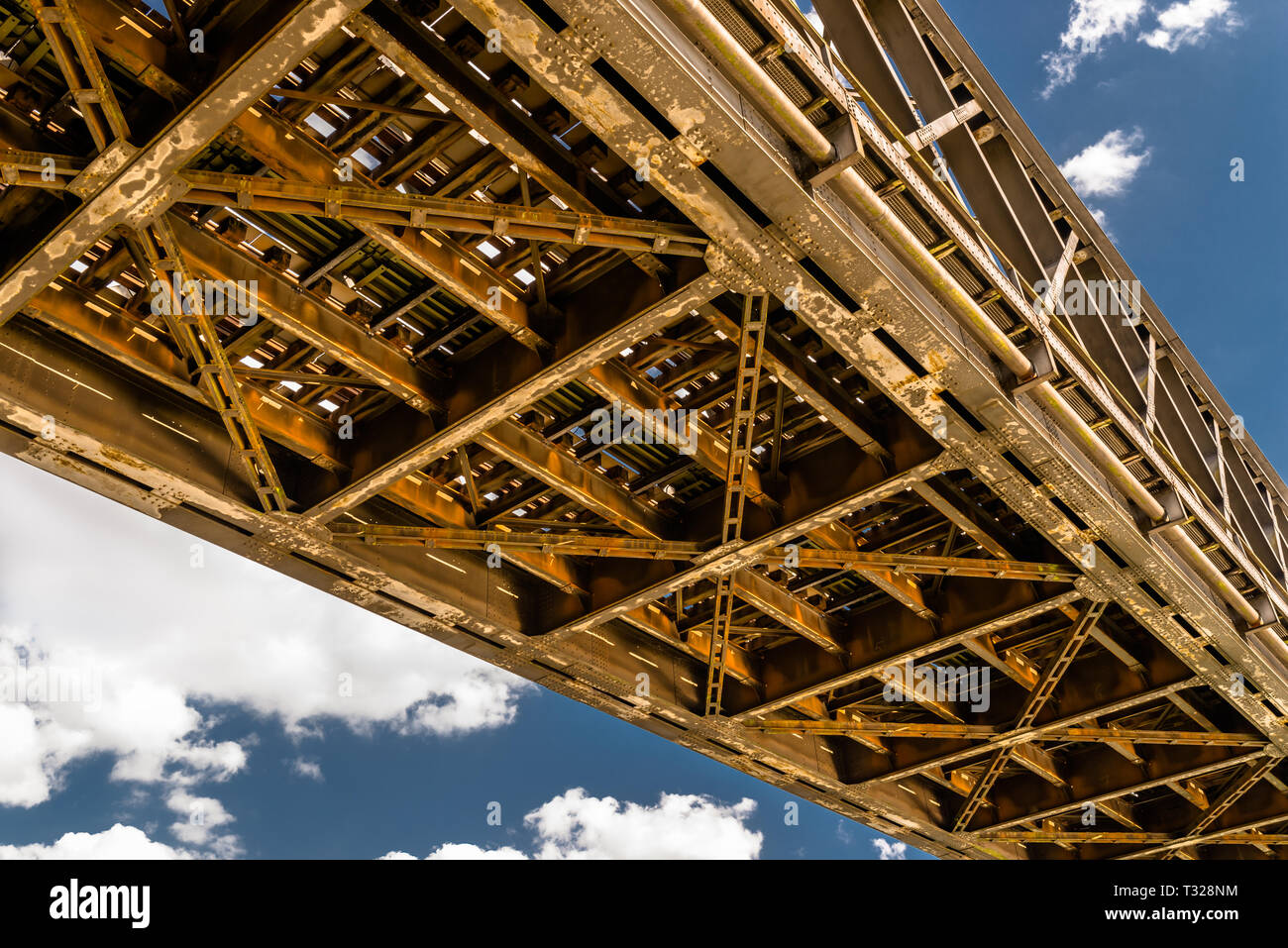 Girder truss wood hi-res stock photography and images - Alamy