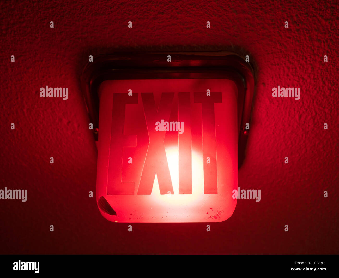 Red exit sign hi-res stock photography and images - Alamy