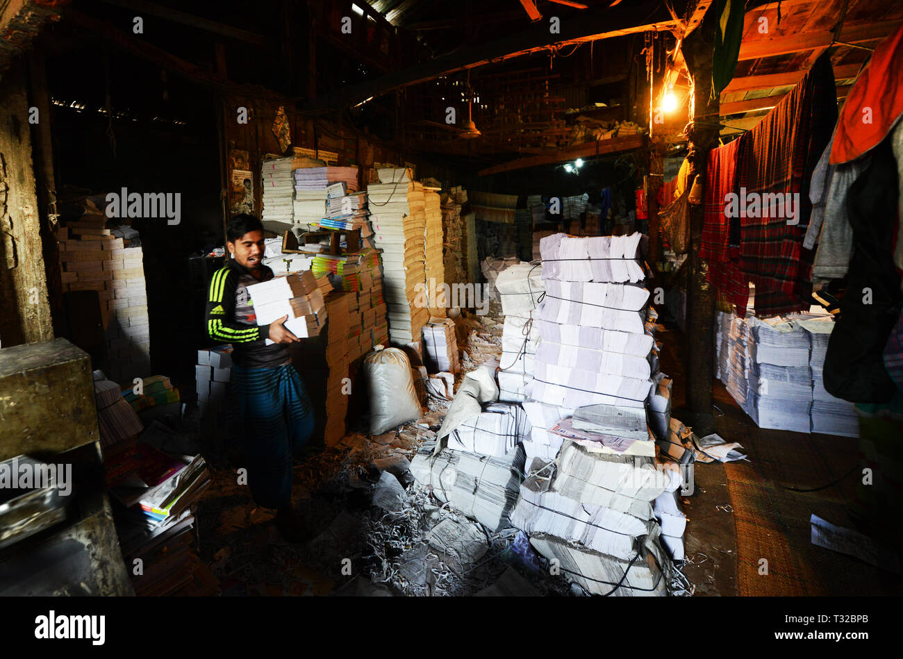 A small paper factory in Dhaka, Bangladesh Stock Photo - Alamy