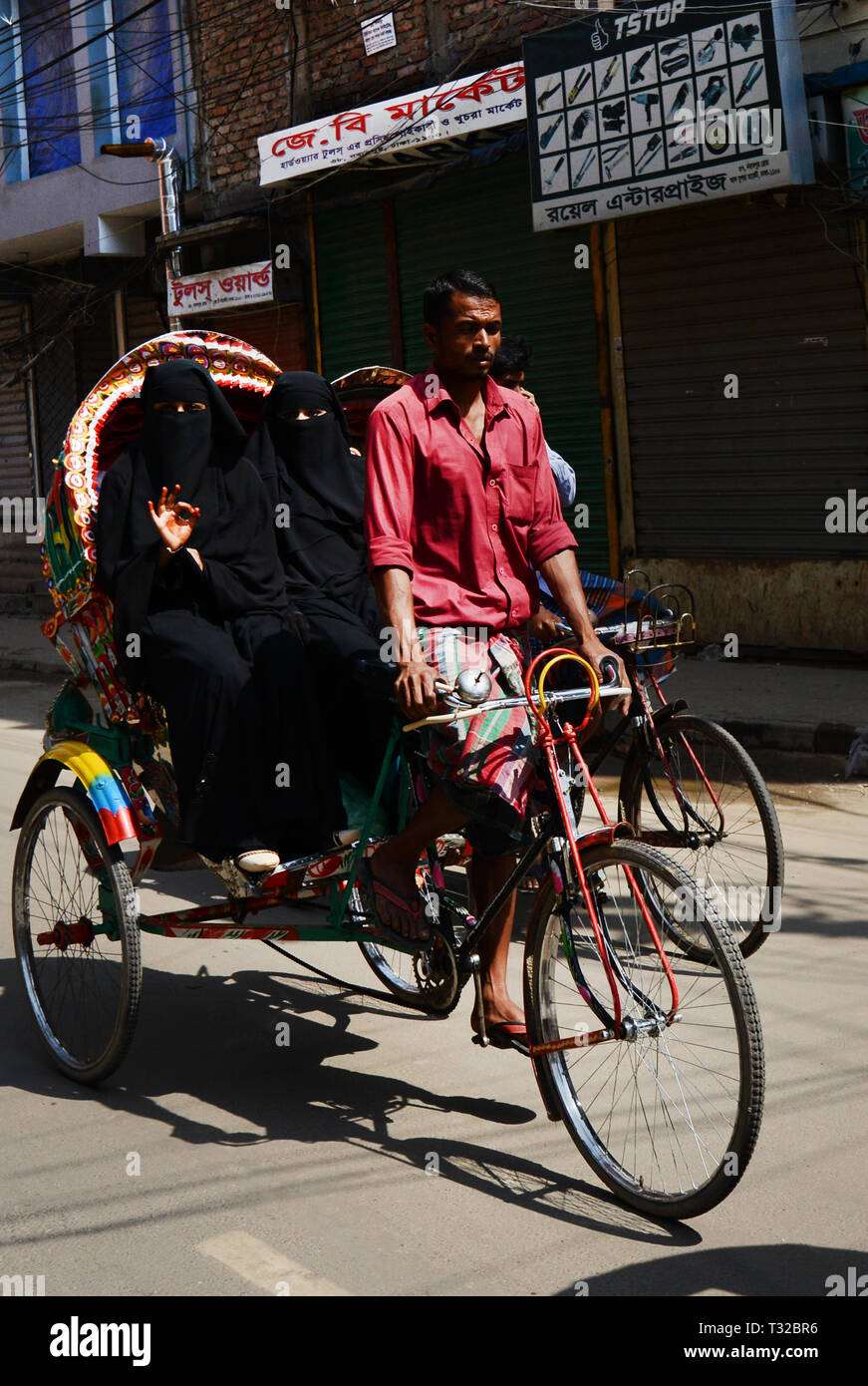 Veiled women riding on a cycle rickshaw in Dhaka, Bangladesh Stock ...