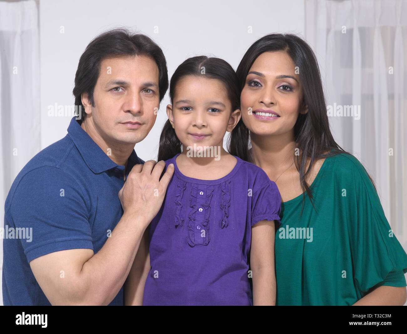 PORTRAIT OF YOUNG COUPLE WITH SMALL GIRL Stock Photo - Alamy
