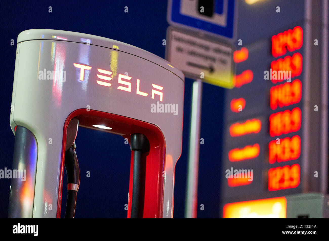 Tesla elektroauto ladestation hi-res stock photography and images - Alamy