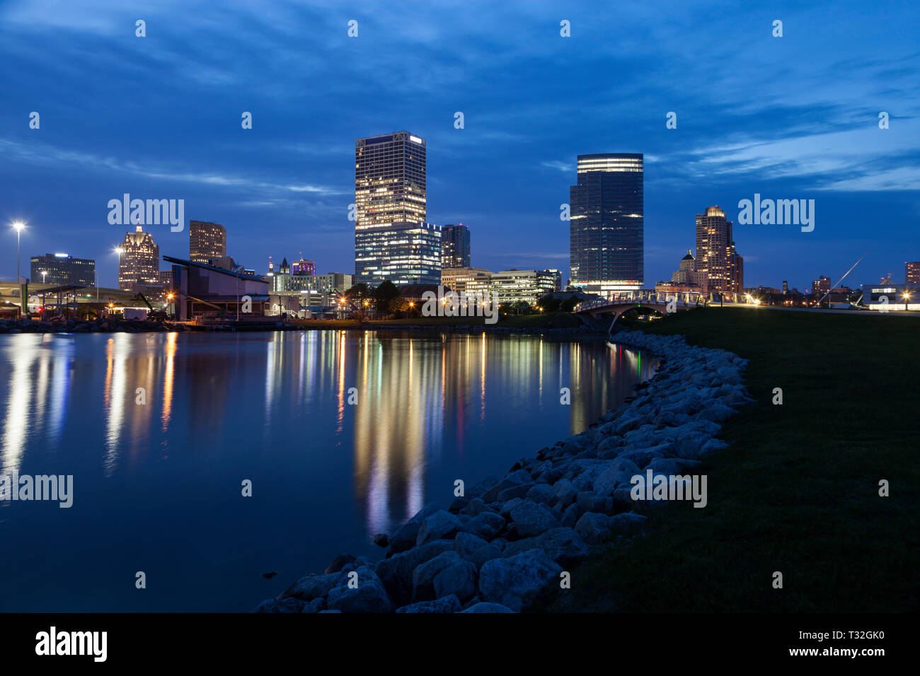 Milwaukee skyline at sunrise hi-res stock photography and images - Alamy