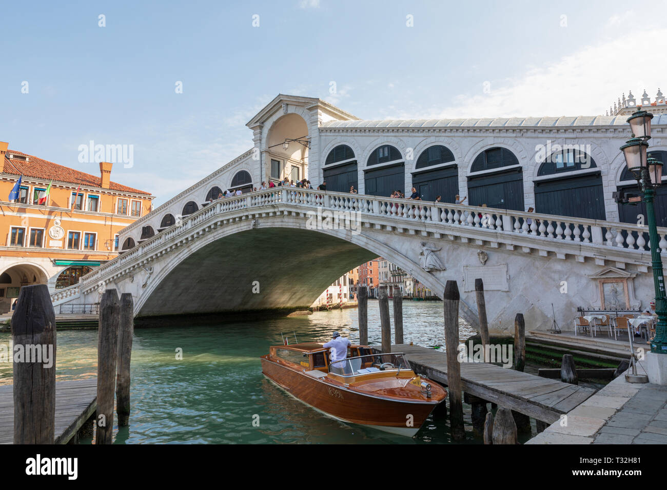 Venice, Italy - July 1, 2018: Panoramic view of Rialto Bridge (Ponte di ...