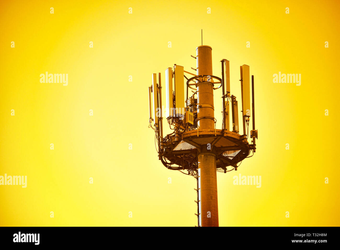Telecommunications sender mast hi-res stock photography and images - Alamy