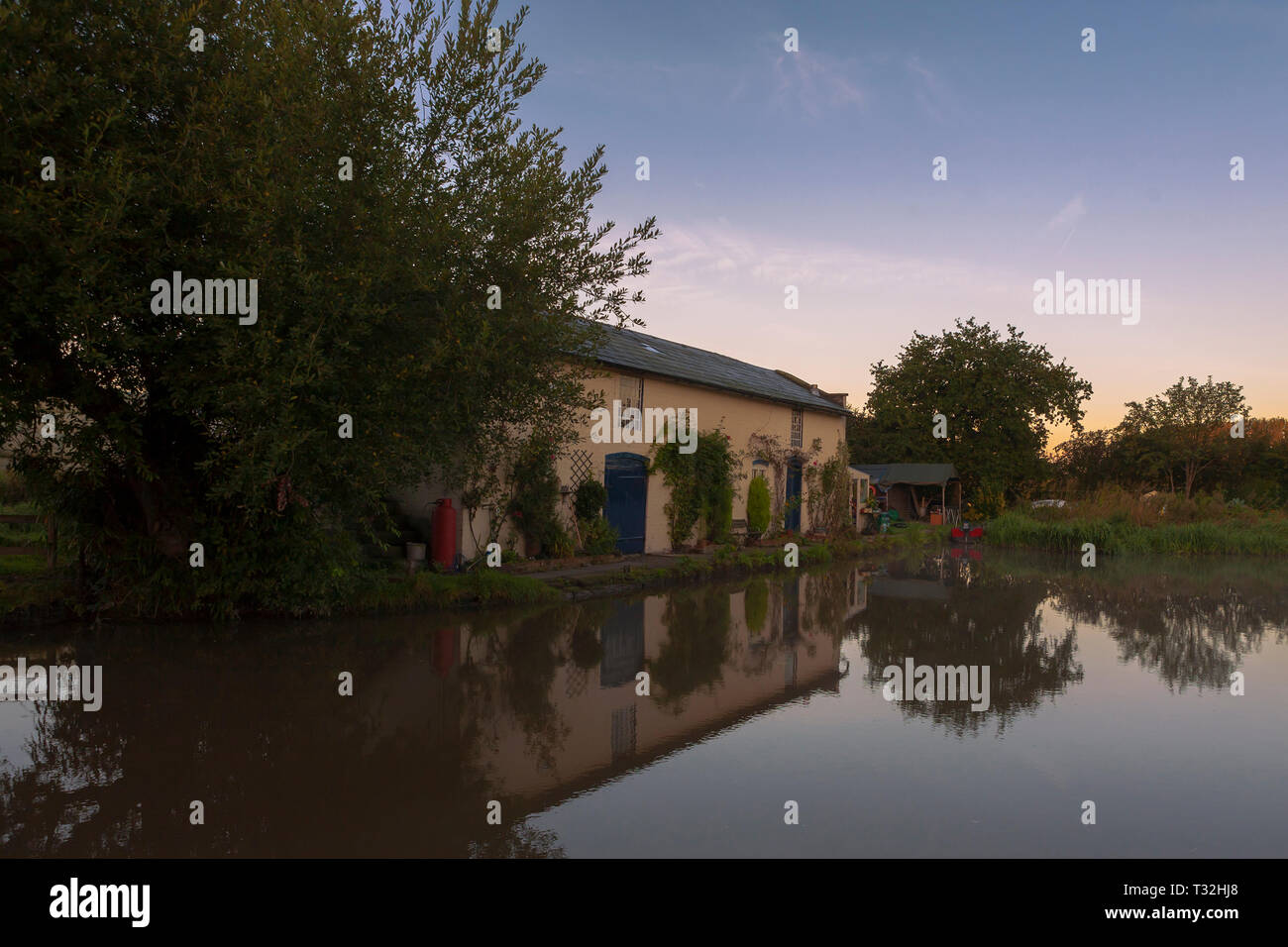 Pretty cottage on the banks of the Moss Hall Winding Hole on the ...