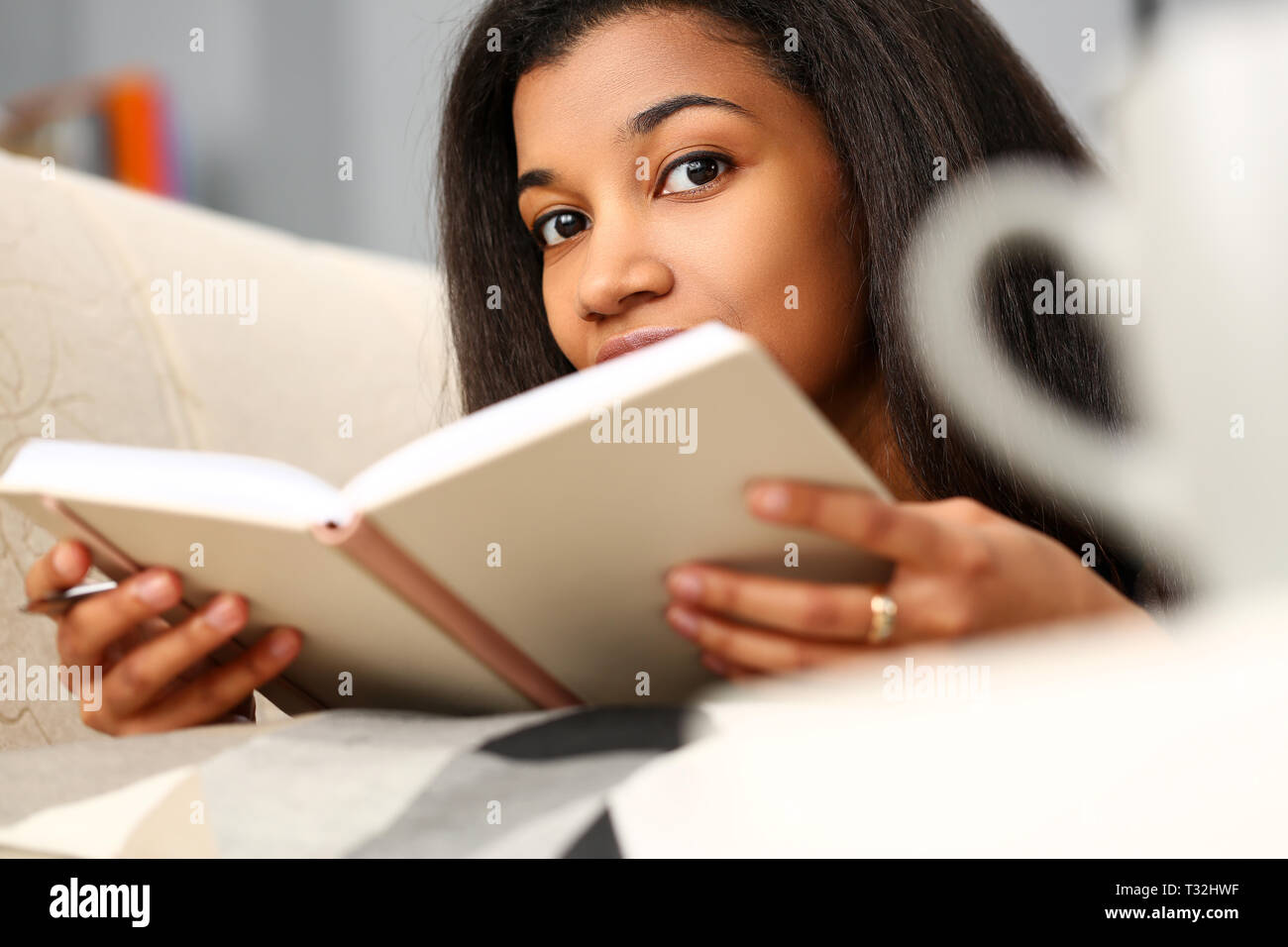Read story hi-res stock photography and images - Alamy