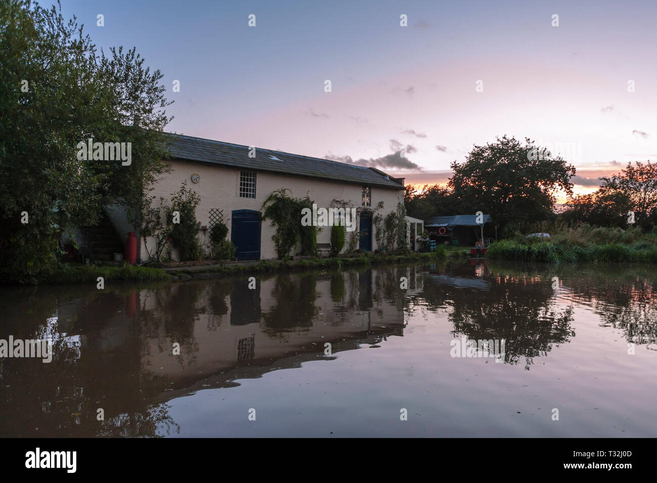 Pretty cottage on the banks of the Moss Hall Winding Hole on the ...