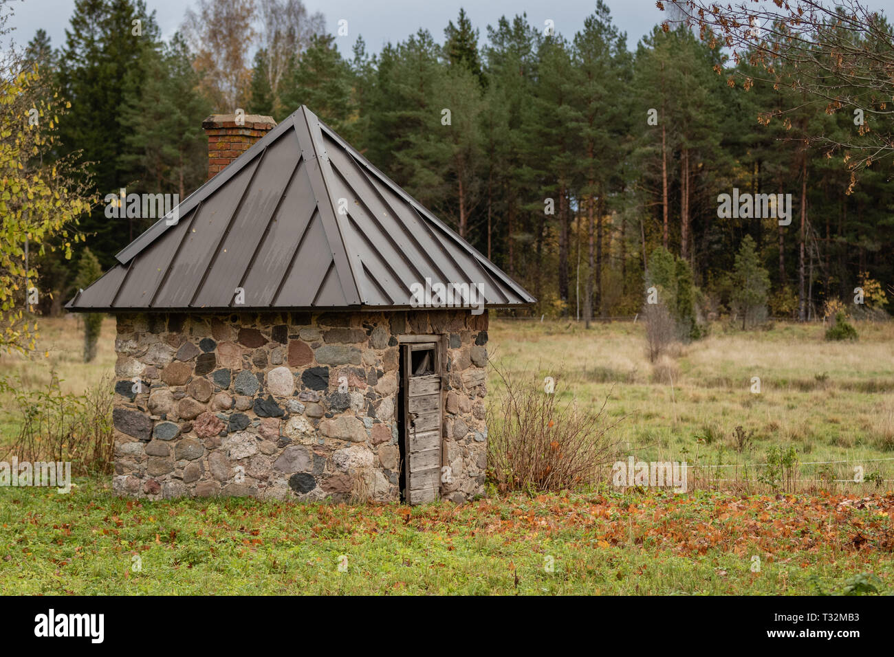 Old stone shed hi-res stock photography and images - Alamy