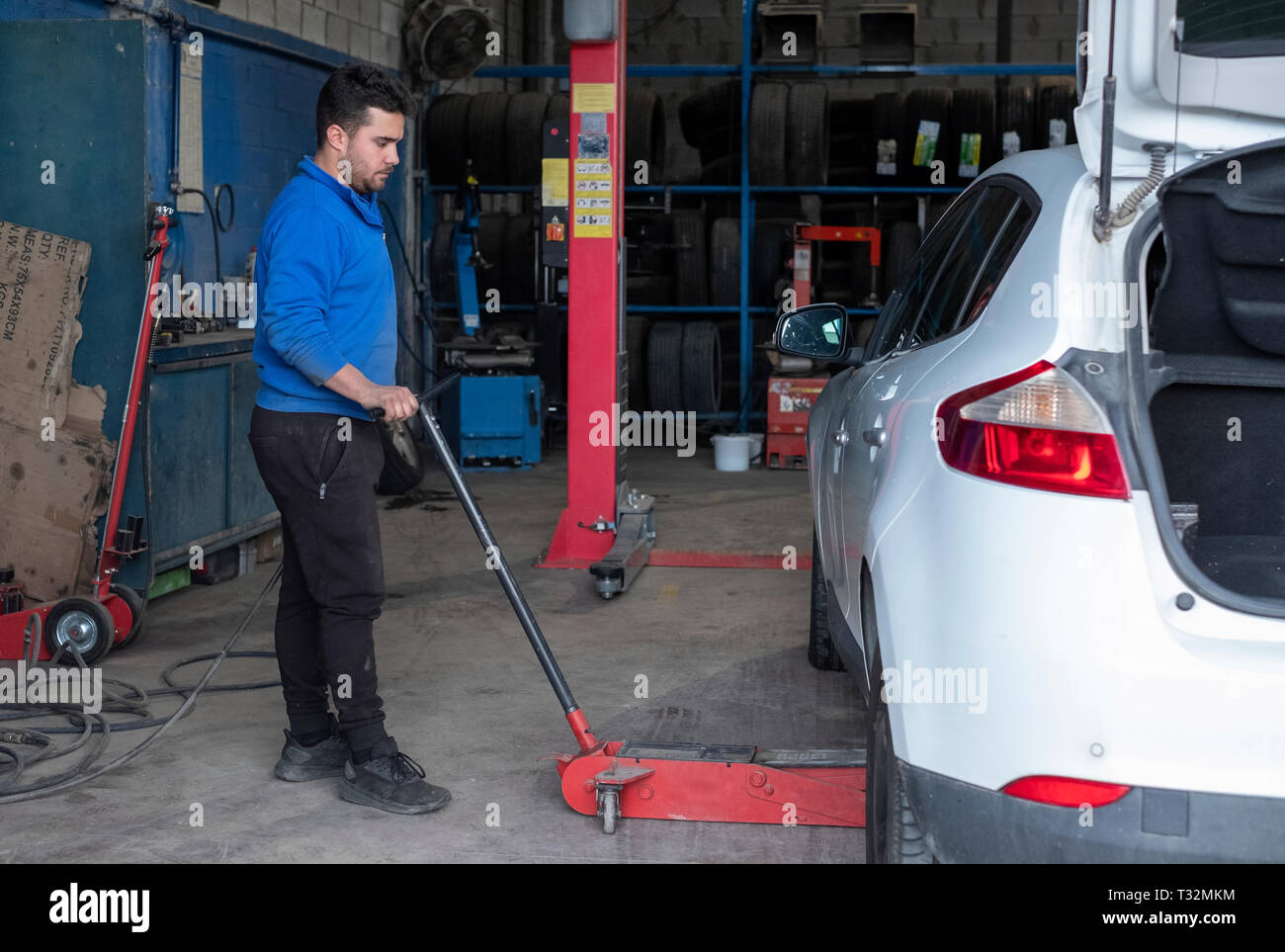 Hydraulic jack hi-res stock photography and images - Alamy