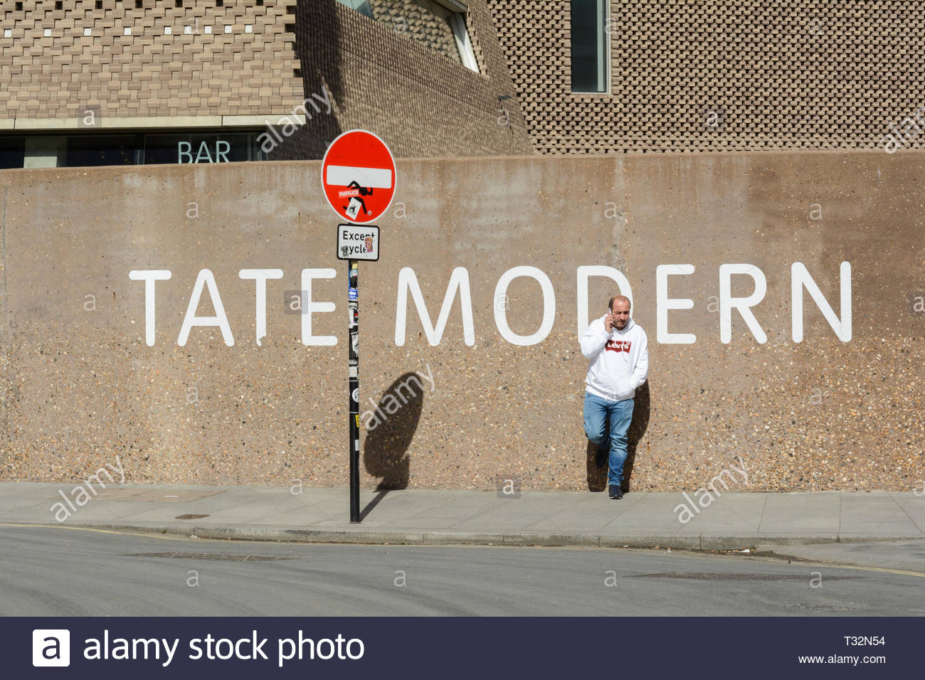 Tate Modern Sign London Stock Photos & Tate Modern Sign London Stock ...