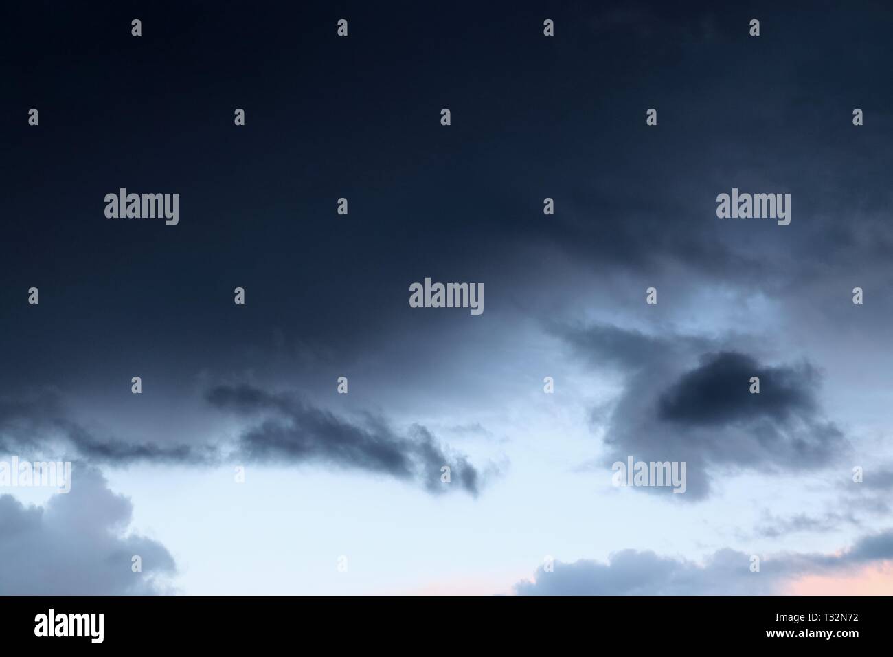 Dramatic sky with dark cloud formations Stock Photo - Alamy