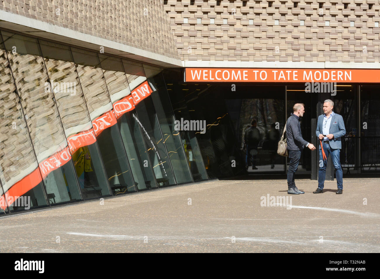 Tate modern entrance hi-res stock photography and images - Alamy