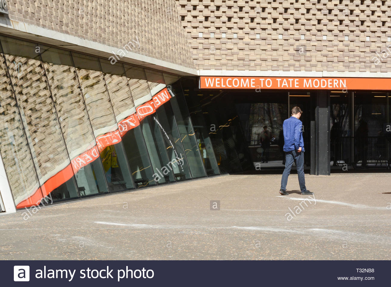 Tate Modern Sign London Stock Photos & Tate Modern Sign London Stock ...